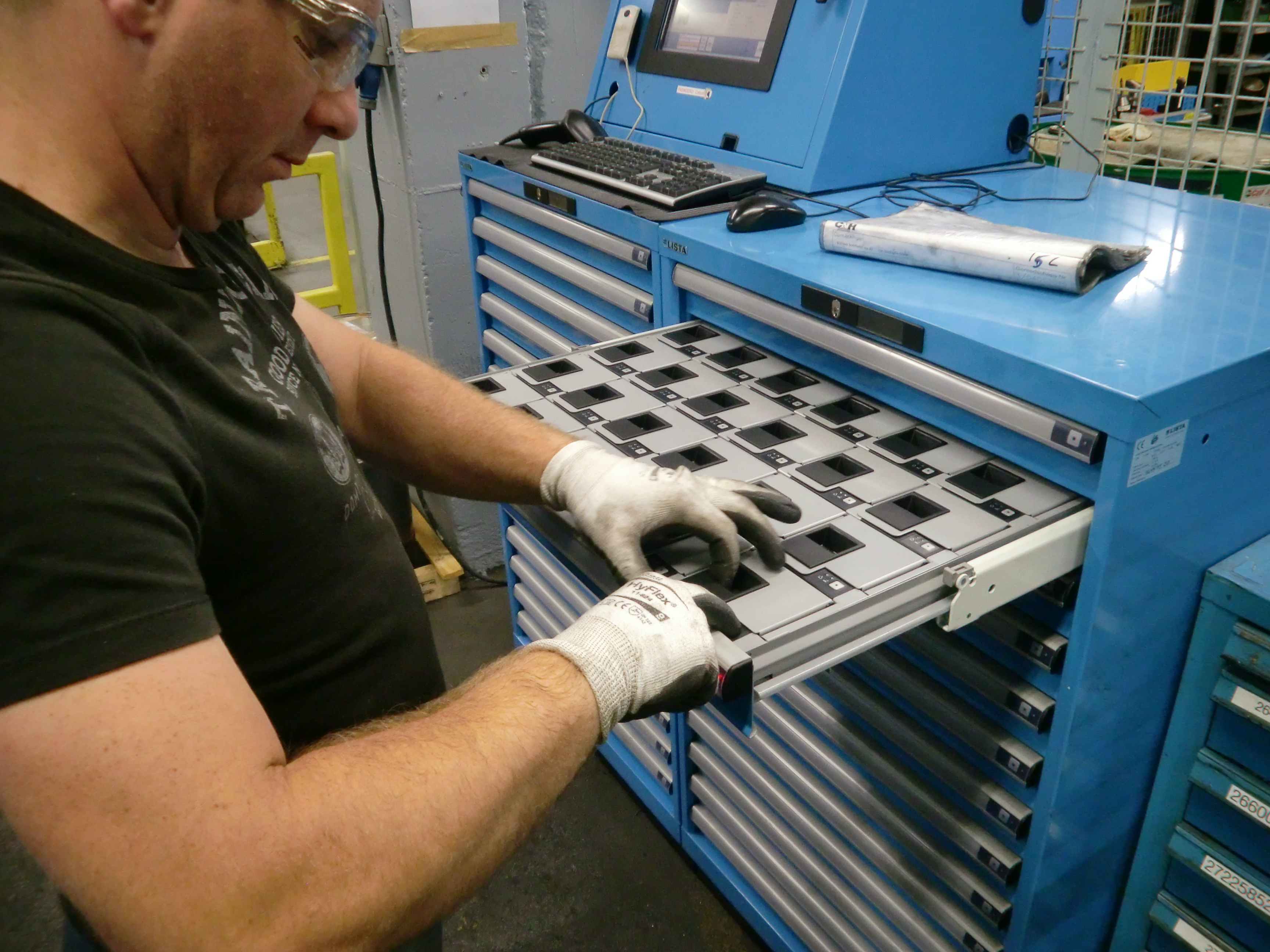 snijgereedschappen opgeslagen in gecontroleerde kasten - Vanas Engineering